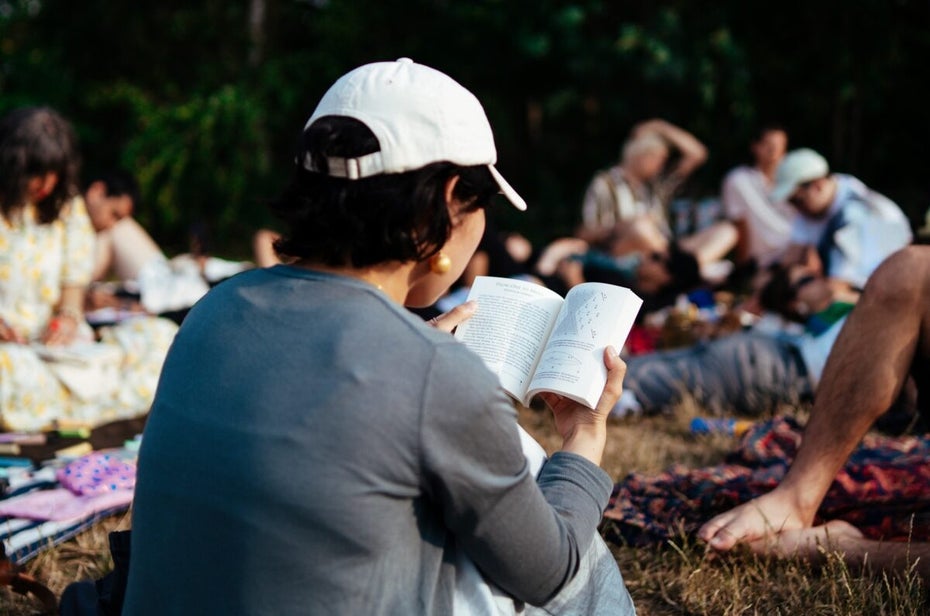Offline-Clubs boomen: Warum immer mehr Menschen ihr Handy freiwillig ...
