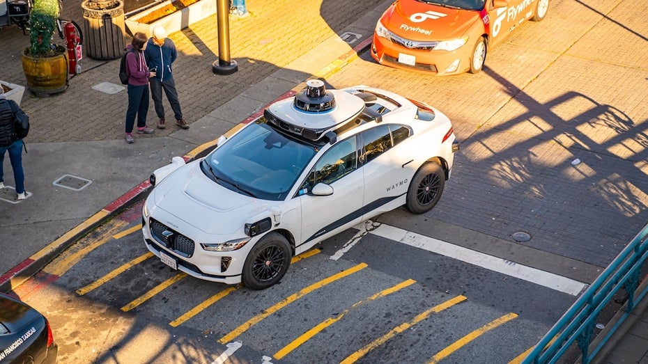 Sicherheitslücke bei autonomen Autos: Forscher bringen Waymo-Robotaxis ...